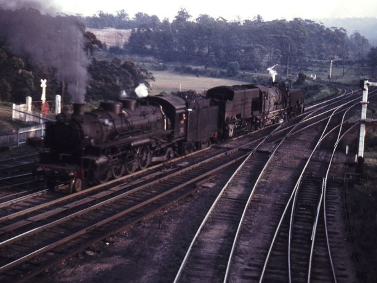 First Indian AC Train: जानें कब शुरू हुई एसी कोच वाली ट्रेन और ठंडा ...